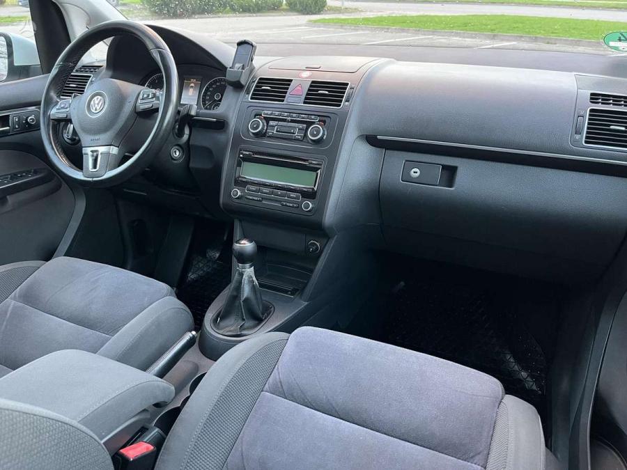 Balts Volkswagen Touran 2010 Alīta, ar dzinēja tilpumu 1.39 L un nobraukumu 216 tūkst. km par 3990 €, foto 17 vietnē AUTOMOTO.COM.LV