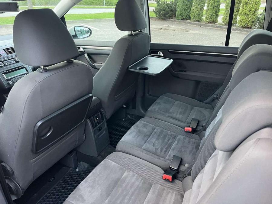 Balts Volkswagen Touran 2010 Alīta, ar dzinēja tilpumu 1.39 L un nobraukumu 216 tūkst. km par 3990 €, foto 18 vietnē AUTOMOTO.COM.LV