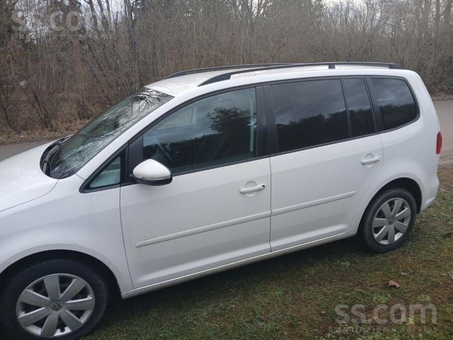 White Volkswagen Touran 2011 in Tukums, with an engine capacity of 2.00 L and mileage of 0 thousand km for 3800 €, photo 3 on AUTOMOTO.COM.LV