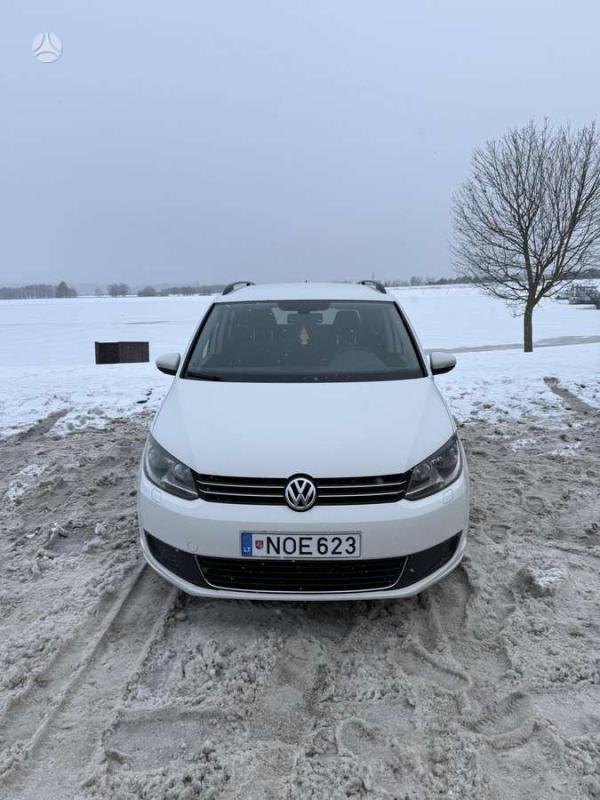 White Volkswagen Touran 2011 in Kaunas, with an engine capacity of 1.60 L and mileage of 269 thousand km for 3950 €, photo 1 on AUTOMOTO.COM.LV