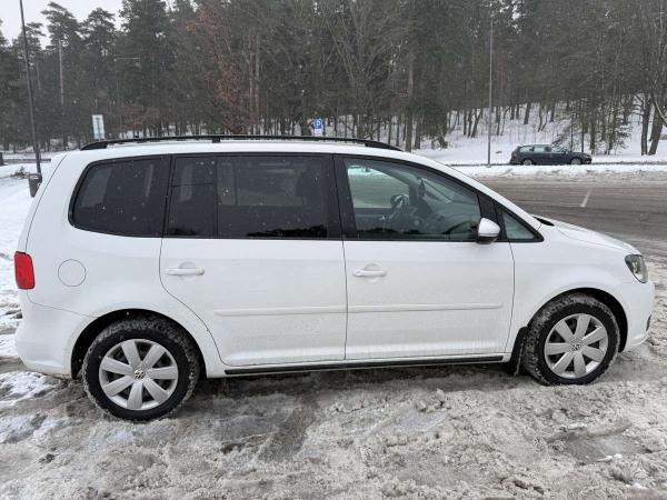 White Volkswagen Touran 2011 in Kaunas, with an engine capacity of 1.60 L and mileage of 269 thousand km for 3950 €, photo 6 on AUTOMOTO.COM.LV