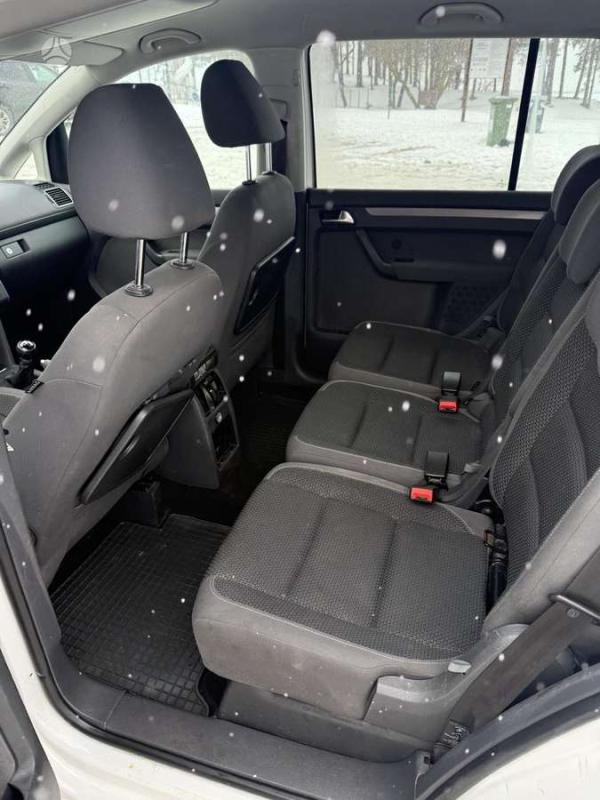 White Volkswagen Touran 2011 in Kaunas, with an engine capacity of 1.60 L and mileage of 269 thousand km for 3950 €, photo 11 on AUTOMOTO.COM.LV
