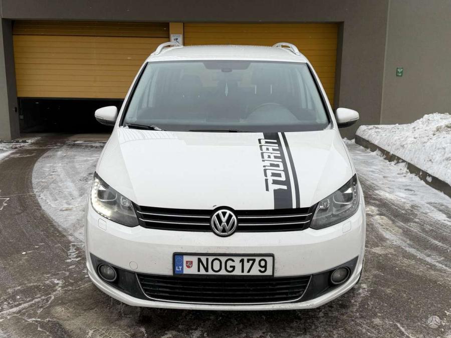 White Volkswagen Touran 2011 in Vilnius, with an engine capacity of 1.97 L and mileage of 344 thousand km for 4100 €, photo 4 on AUTOMOTO.COM.LV