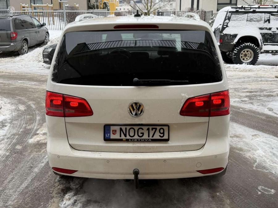 White Volkswagen Touran 2011 in Vilnius, with an engine capacity of 1.97 L and mileage of 344 thousand km for 4100 €, photo 8 on AUTOMOTO.COM.LV