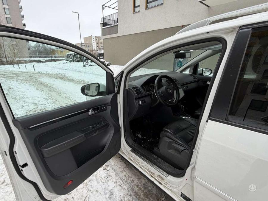 White Volkswagen Touran 2011 in Vilnius, with an engine capacity of 1.97 L and mileage of 344 thousand km for 4100 €, photo 10 on AUTOMOTO.COM.LV
