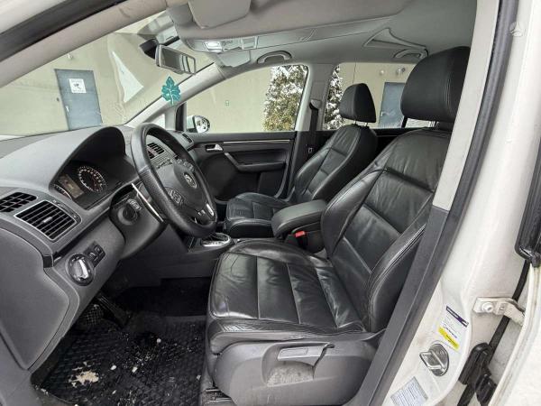 White Volkswagen Touran 2011 in Vilnius, with an engine capacity of 1.97 L and mileage of 344 thousand km for 4100 €, photo 11 on AUTOMOTO.COM.LV