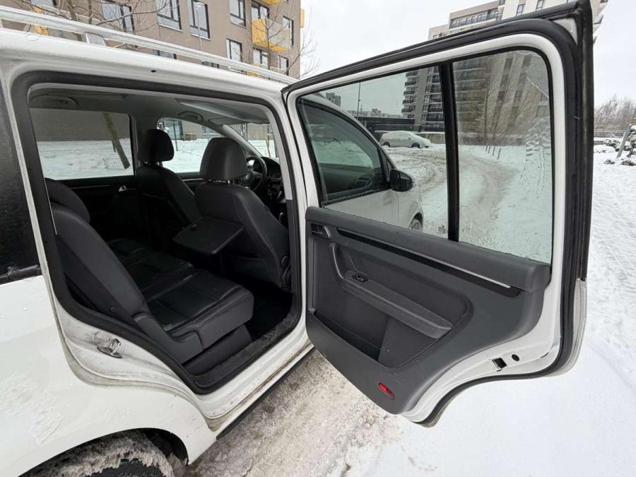 White Volkswagen Touran 2011 in Vilnius, with an engine capacity of 1.97 L and mileage of 344 thousand km for 4100 €, photo 16 on AUTOMOTO.COM.LV