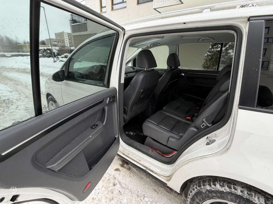 White Volkswagen Touran 2011 in Vilnius, with an engine capacity of 1.97 L and mileage of 344 thousand km for 4100 €, photo 19 on AUTOMOTO.COM.LV