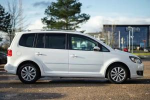 Balts Volkswagen Touran 2011 Liepāja, ar dzinēja tilpumu 1.20 L un nobraukumu 275 tūkst. km par 6950 €, foto 6 vietnē AUTOMOTO.COM.LV