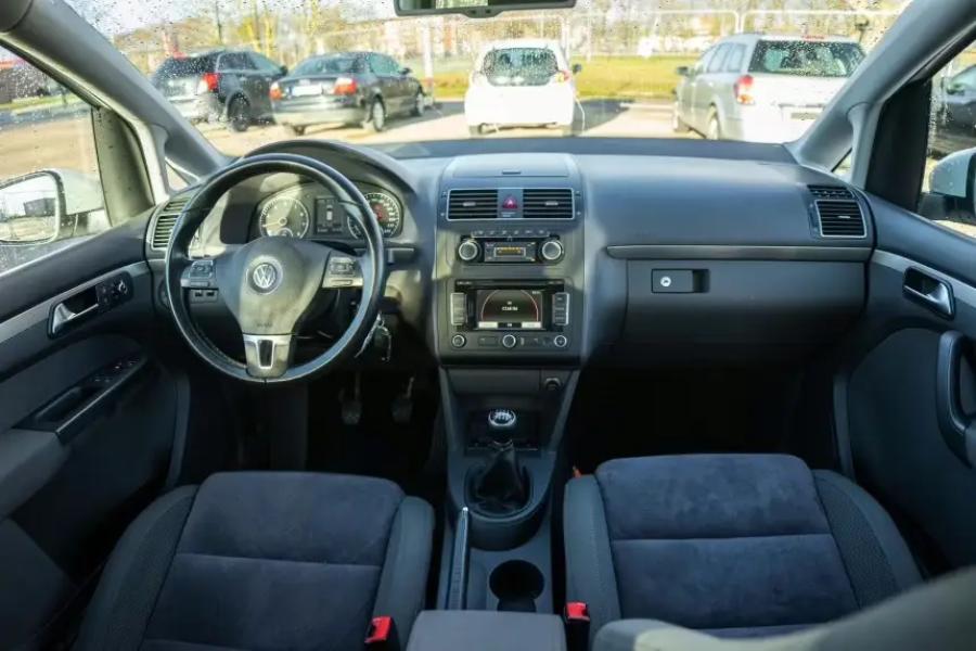 Balts Volkswagen Touran 2011 Liepāja, ar dzinēja tilpumu 1.20 L un nobraukumu 275 tūkst. km par 6950 €, foto 10 vietnē AUTOMOTO.COM.LV