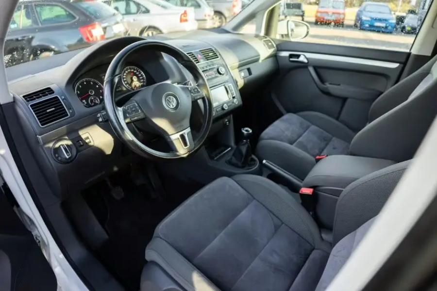 Balts Volkswagen Touran 2011 Liepāja, ar dzinēja tilpumu 1.20 L un nobraukumu 275 tūkst. km par 6950 €, foto 11 vietnē AUTOMOTO.COM.LV