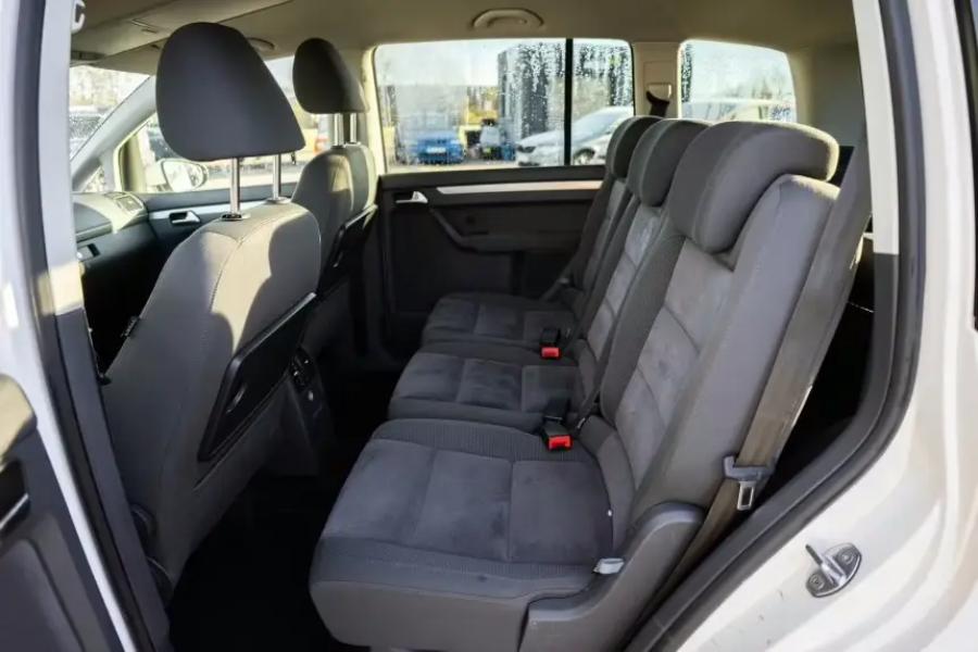 Balts Volkswagen Touran 2011 Liepāja, ar dzinēja tilpumu 1.20 L un nobraukumu 275 tūkst. km par 6950 €, foto 12 vietnē AUTOMOTO.COM.LV