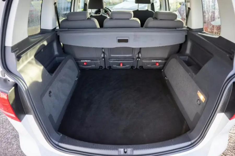 Balts Volkswagen Touran 2011 Liepāja, ar dzinēja tilpumu 1.20 L un nobraukumu 275 tūkst. km par 6950 €, foto 13 vietnē AUTOMOTO.COM.LV