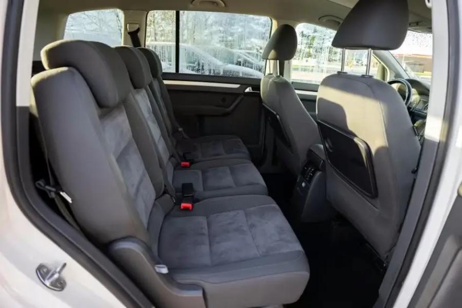 Balts Volkswagen Touran 2011 Liepāja, ar dzinēja tilpumu 1.20 L un nobraukumu 275 tūkst. km par 6950 €, foto 14 vietnē AUTOMOTO.COM.LV