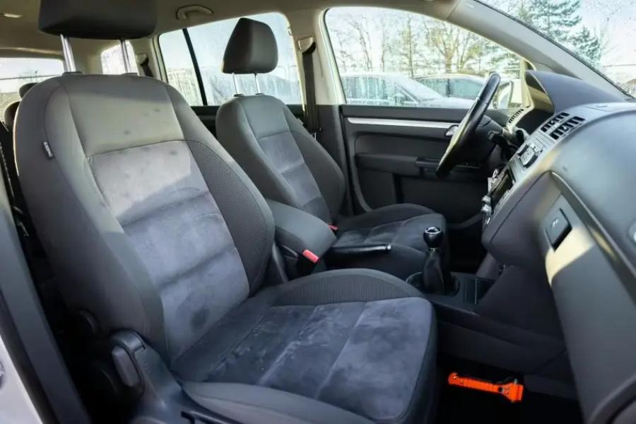 Balts Volkswagen Touran 2011 Liepāja, ar dzinēja tilpumu 1.20 L un nobraukumu 275 tūkst. km par 6950 €, foto 15 vietnē AUTOMOTO.COM.LV