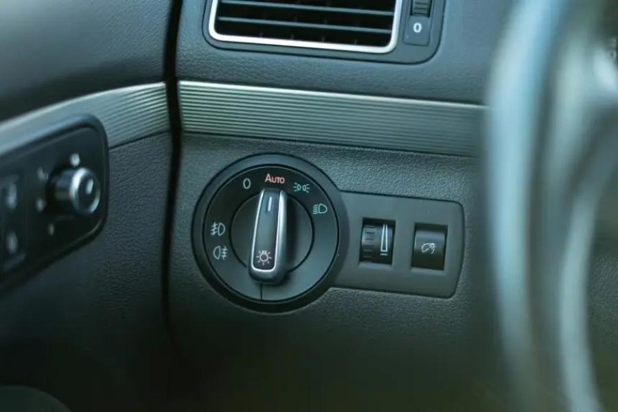 Balts Volkswagen Touran 2011 Liepāja, ar dzinēja tilpumu 1.20 L un nobraukumu 275 tūkst. km par 6950 €, foto 17 vietnē AUTOMOTO.COM.LV