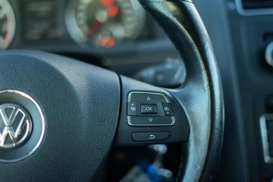 Balts Volkswagen Touran 2011 Liepāja, ar dzinēja tilpumu 1.20 L un nobraukumu 275 tūkst. km par 6950 €, foto 23 vietnē AUTOMOTO.COM.LV