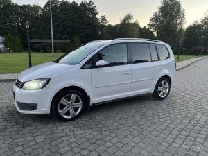 White Volkswagen Touran 2011 in Druskininkai, with an engine capacity of 1.39 L and mileage of 275 thousand km for 4900 €, photo 4 on AUTOMOTO.COM.LV