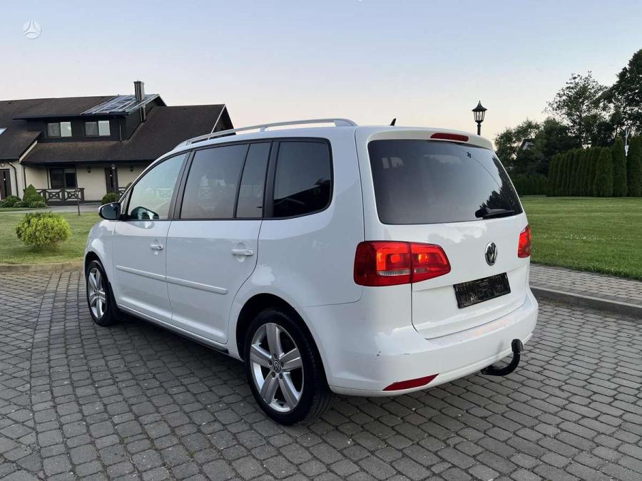 White Volkswagen Touran 2011 in Druskininkai, with an engine capacity of 1.39 L and mileage of 275 thousand km for 4900 €, photo 6 on AUTOMOTO.COM.LV