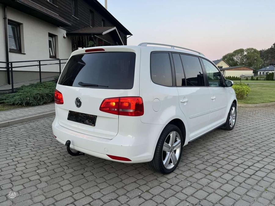 White Volkswagen Touran 2011 in Druskininkai, with an engine capacity of 1.39 L and mileage of 275 thousand km for 4900 €, photo 7 on AUTOMOTO.COM.LV