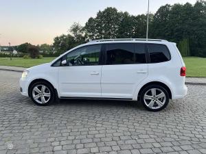 White Volkswagen Touran 2011 in Druskininkai, with an engine capacity of 1.39 L and mileage of 275 thousand km for 4900 €, photo 9 on AUTOMOTO.COM.LV