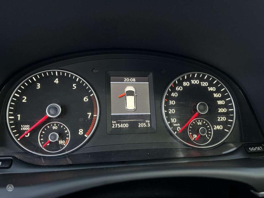 White Volkswagen Touran 2011 in Druskininkai, with an engine capacity of 1.39 L and mileage of 275 thousand km for 4900 €, photo 12 on AUTOMOTO.COM.LV