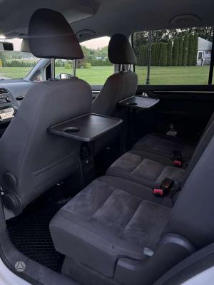 White Volkswagen Touran 2011 in Druskininkai, with an engine capacity of 1.39 L and mileage of 275 thousand km for 4900 €, photo 16 on AUTOMOTO.COM.LV