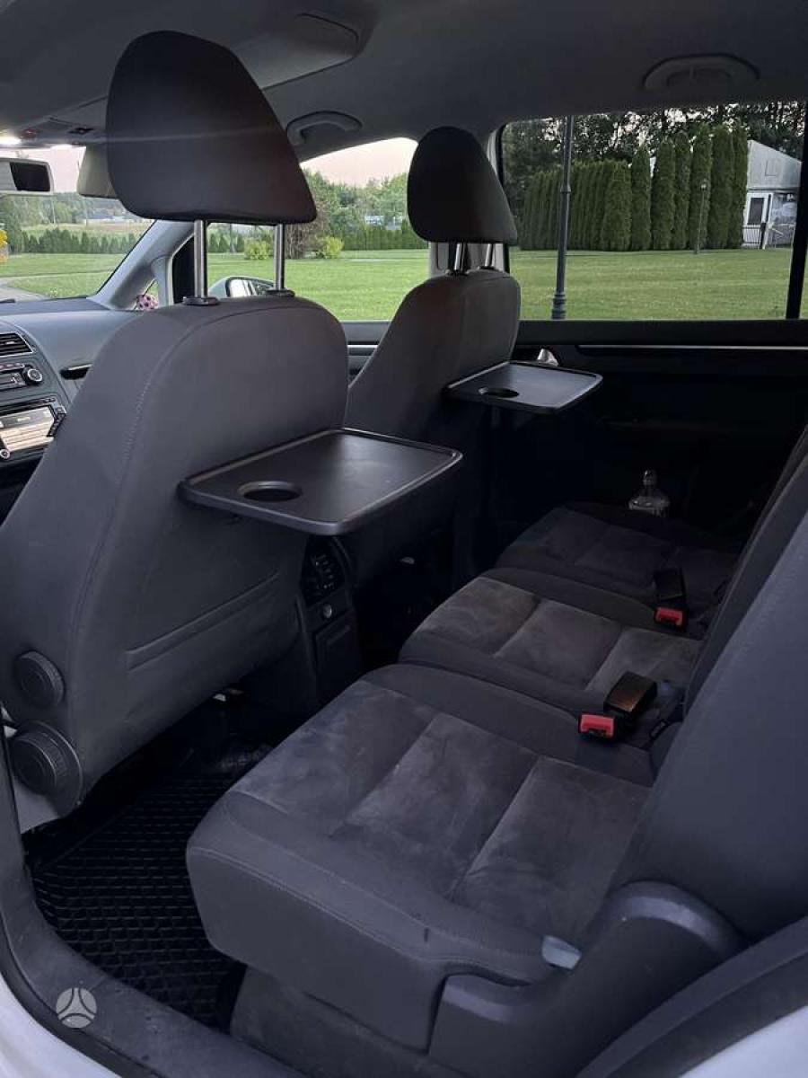 White Volkswagen Touran 2011 in Druskininkai, with an engine capacity of 1.39 L and mileage of 275 thousand km for 4900 €, photo 16 on AUTOMOTO.COM.LV