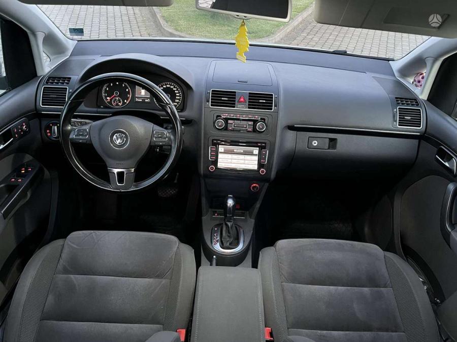 White Volkswagen Touran 2011 in Druskininkai, with an engine capacity of 1.39 L and mileage of 275 thousand km for 4900 €, photo 17 on AUTOMOTO.COM.LV
