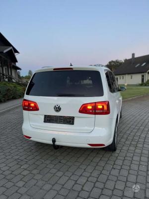 White Volkswagen Touran 2011 in Druskininkai, with an engine capacity of 1.39 L and mileage of 275 thousand km for 4900 €, photo 18 on AUTOMOTO.COM.LV