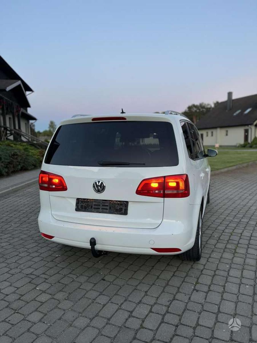 White Volkswagen Touran 2011 in Druskininkai, with an engine capacity of 1.39 L and mileage of 275 thousand km for 4900 €, photo 18 on AUTOMOTO.COM.LV