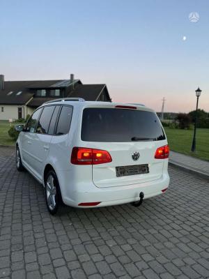 White Volkswagen Touran 2011 in Druskininkai, with an engine capacity of 1.39 L and mileage of 275 thousand km for 4900 €, photo 19 on AUTOMOTO.COM.LV