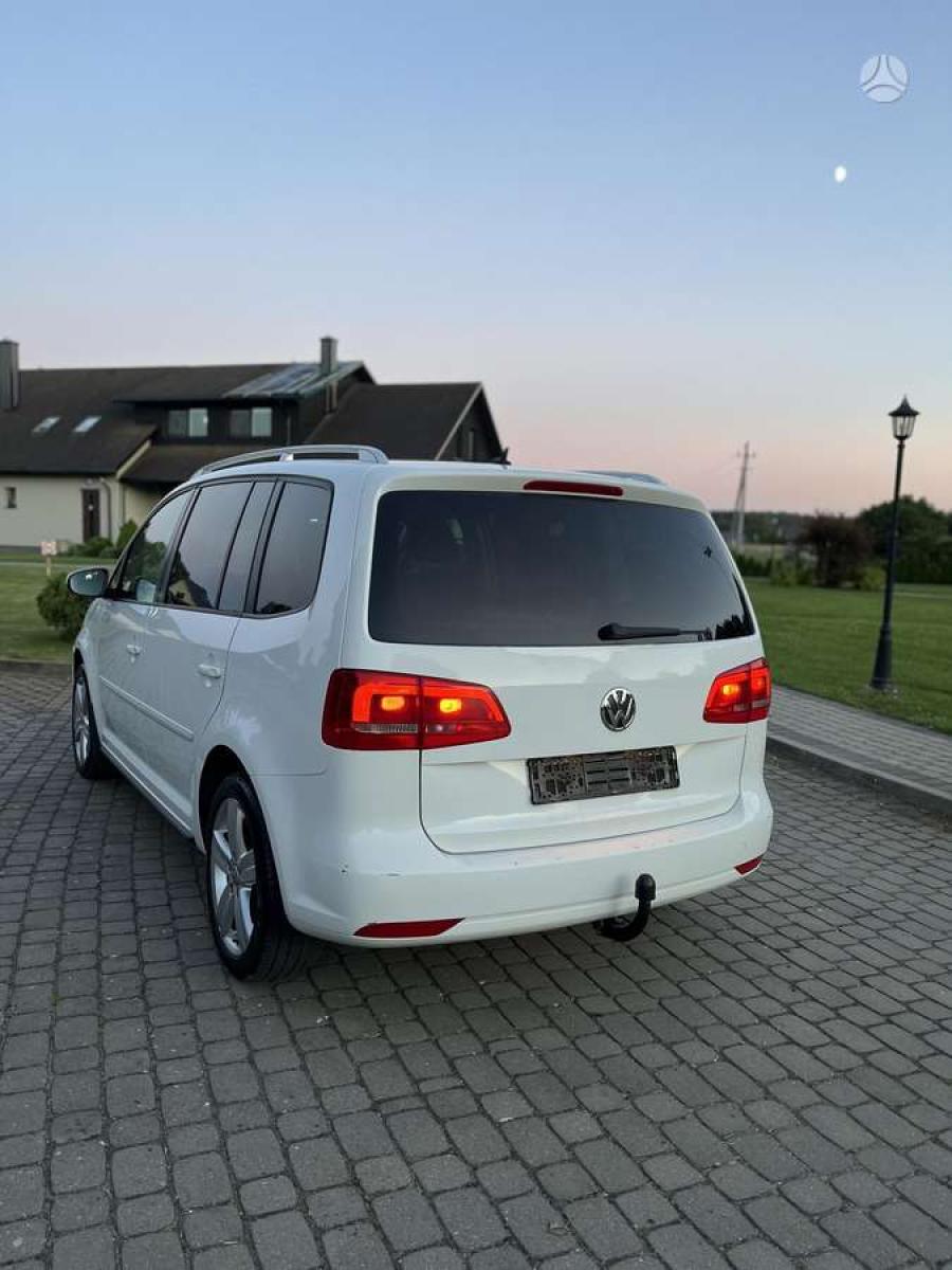 White Volkswagen Touran 2011 in Druskininkai, with an engine capacity of 1.39 L and mileage of 275 thousand km for 4900 €, photo 19 on AUTOMOTO.COM.LV