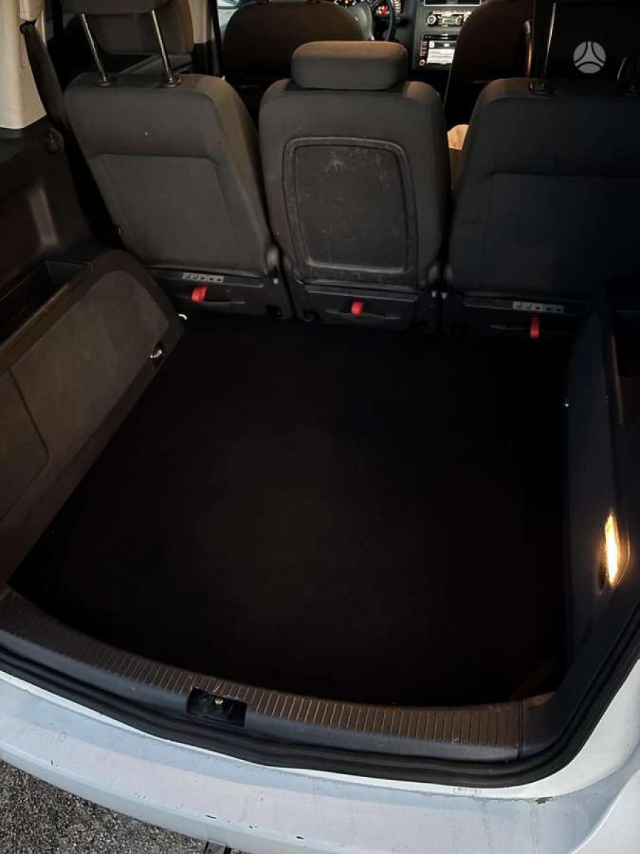 White Volkswagen Touran 2011 in Druskininkai, with an engine capacity of 1.39 L and mileage of 275 thousand km for 4900 €, photo 20 on AUTOMOTO.COM.LV