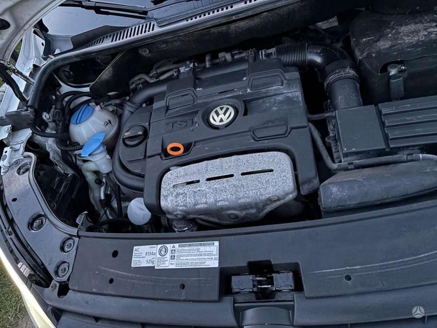White Volkswagen Touran 2011 in Druskininkai, with an engine capacity of 1.39 L and mileage of 275 thousand km for 4900 €, photo 22 on AUTOMOTO.COM.LV