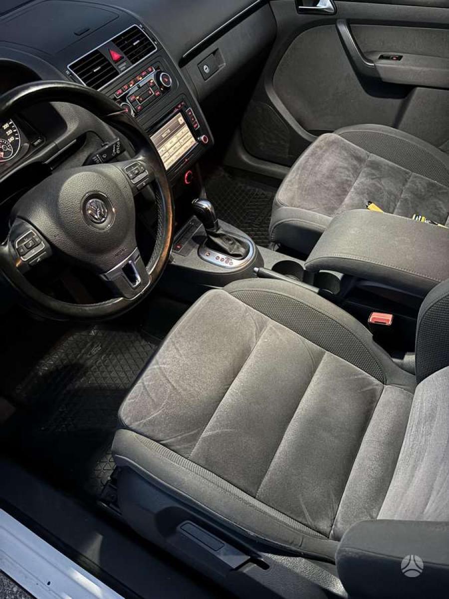 White Volkswagen Touran 2011 in Druskininkai, with an engine capacity of 1.39 L and mileage of 275 thousand km for 4900 €, photo 23 on AUTOMOTO.COM.LV