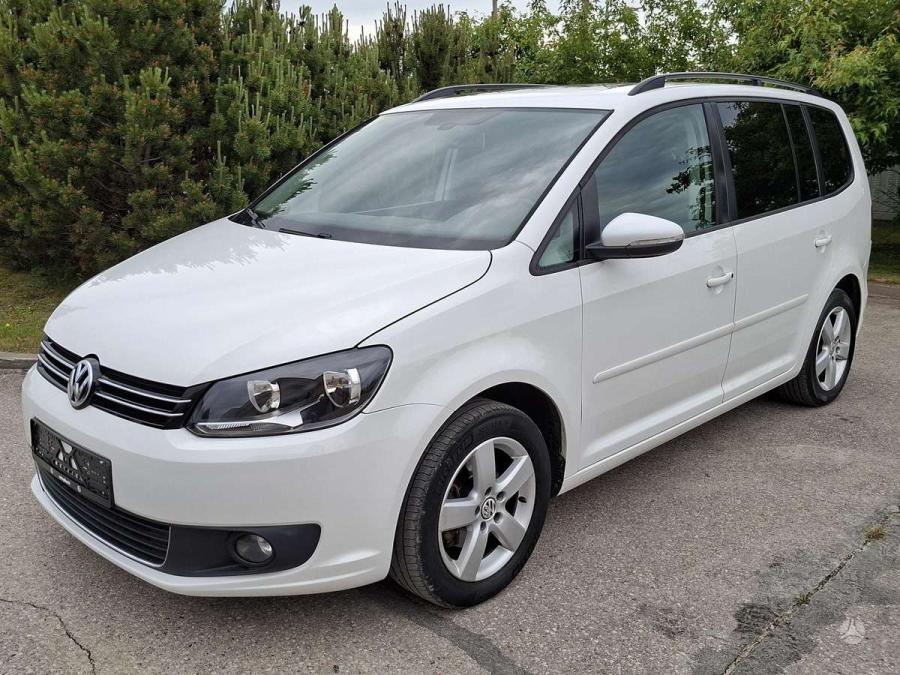 White Volkswagen Touran 2011 in Ukmerge, with an engine capacity of 1.20 L and mileage of 241 thousand km for 3950 €, photo 1 on AUTOMOTO.COM.LV