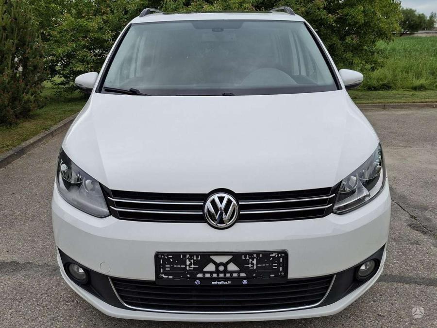 White Volkswagen Touran 2011 in Ukmerge, with an engine capacity of 1.20 L and mileage of 241 thousand km for 3950 €, photo 4 on AUTOMOTO.COM.LV