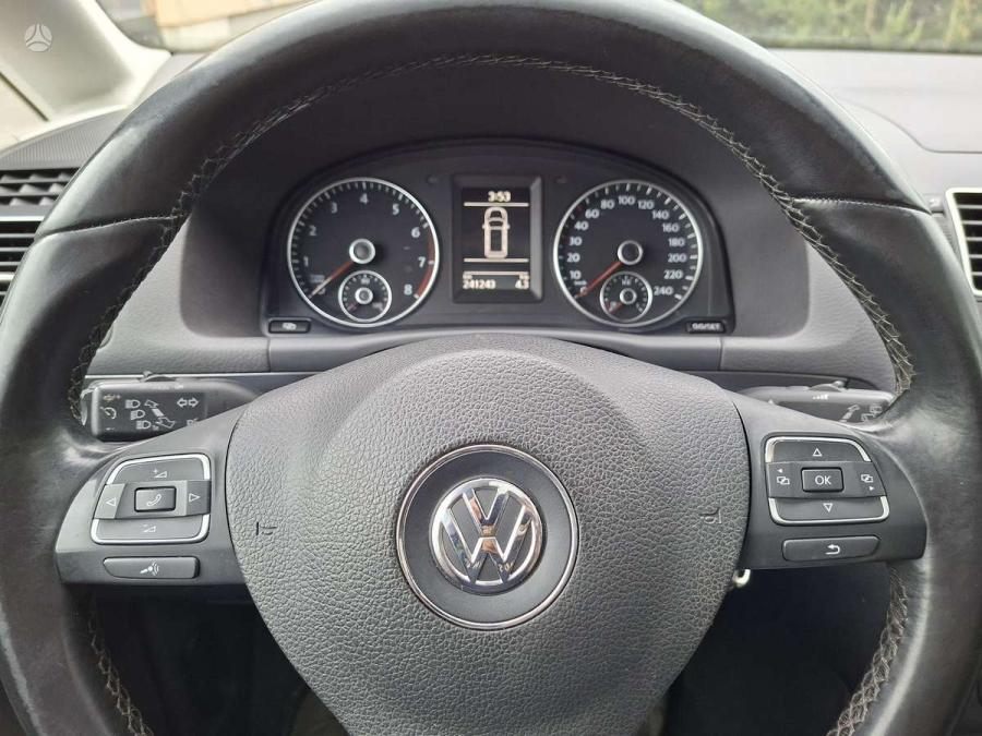 White Volkswagen Touran 2011 in Ukmerge, with an engine capacity of 1.20 L and mileage of 241 thousand km for 3950 €, photo 9 on AUTOMOTO.COM.LV