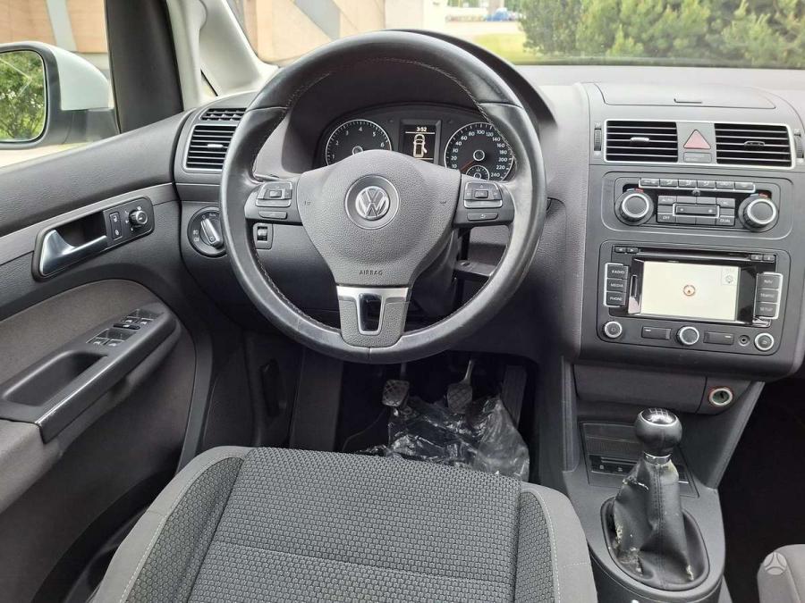 White Volkswagen Touran 2011 in Ukmerge, with an engine capacity of 1.20 L and mileage of 241 thousand km for 3950 €, photo 10 on AUTOMOTO.COM.LV