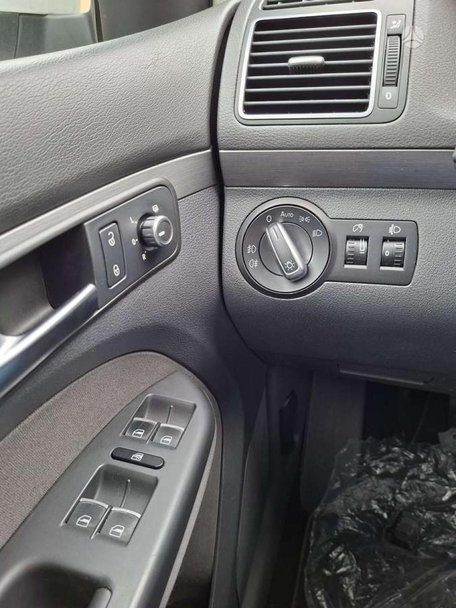 White Volkswagen Touran 2011 in Ukmerge, with an engine capacity of 1.20 L and mileage of 241 thousand km for 3950 €, photo 12 on AUTOMOTO.COM.LV