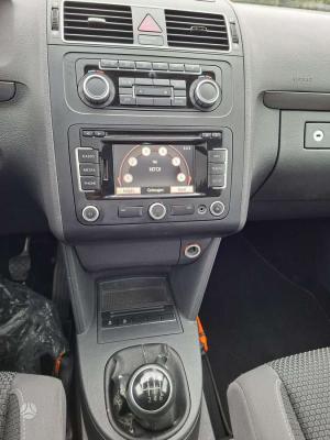 White Volkswagen Touran 2011 in Ukmerge, with an engine capacity of 1.20 L and mileage of 241 thousand km for 3950 €, photo 13 on AUTOMOTO.COM.LV