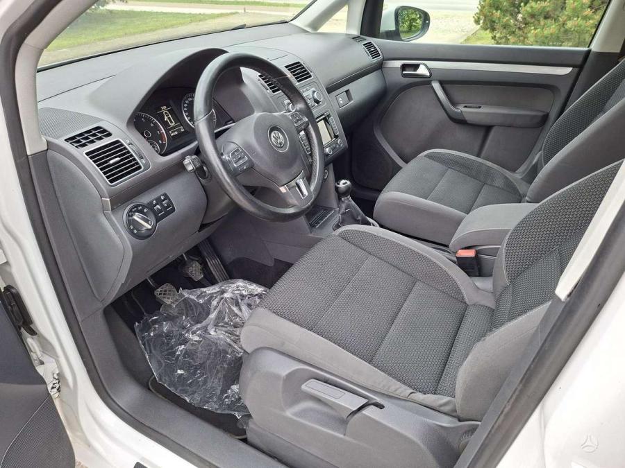 White Volkswagen Touran 2011 in Ukmerge, with an engine capacity of 1.20 L and mileage of 241 thousand km for 3950 €, photo 14 on AUTOMOTO.COM.LV