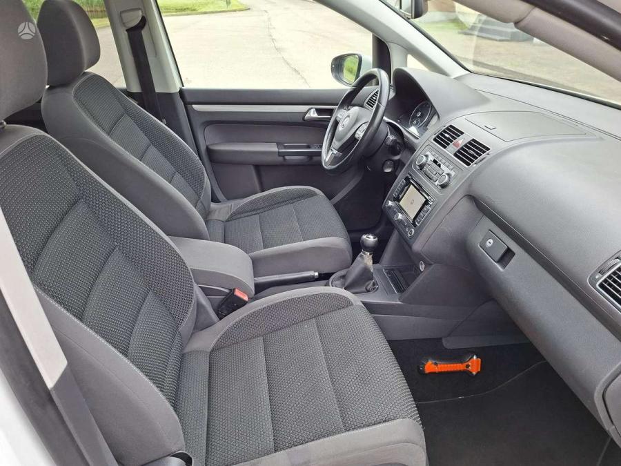 White Volkswagen Touran 2011 in Ukmerge, with an engine capacity of 1.20 L and mileage of 241 thousand km for 3950 €, photo 15 on AUTOMOTO.COM.LV