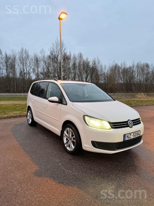 White Volkswagen Touran 2011 in Jelgava, with an engine capacity of 1.60 L and mileage of 270 thousand km for 4500 €, photo 1 on AUTOMOTO.COM.LV