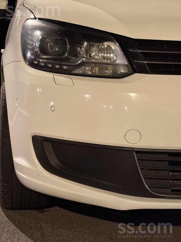White Volkswagen Touran 2011 in Jelgava, with an engine capacity of 1.60 L and mileage of 270 thousand km for 4500 €, photo 2 on AUTOMOTO.COM.LV