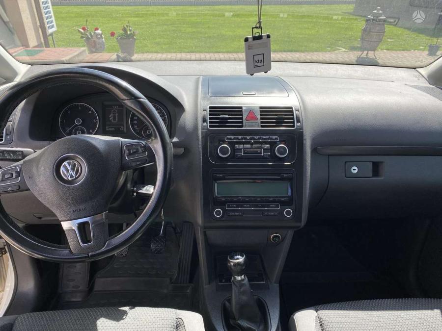White Volkswagen Touran 2011 in Panevezys, with an engine capacity of 1.60 L and mileage of 262 thousand km for 4700 €, photo 4 on AUTOMOTO.COM.LV