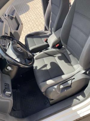 White Volkswagen Touran 2011 in Panevezys, with an engine capacity of 1.60 L and mileage of 262 thousand km for 4700 €, photo 5 on AUTOMOTO.COM.LV