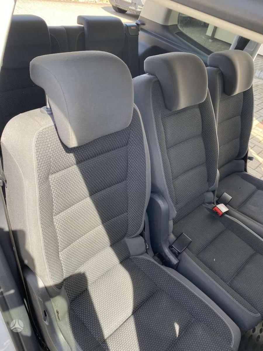 White Volkswagen Touran 2011 in Panevezys, with an engine capacity of 1.60 L and mileage of 262 thousand km for 4700 €, photo 6 on AUTOMOTO.COM.LV
