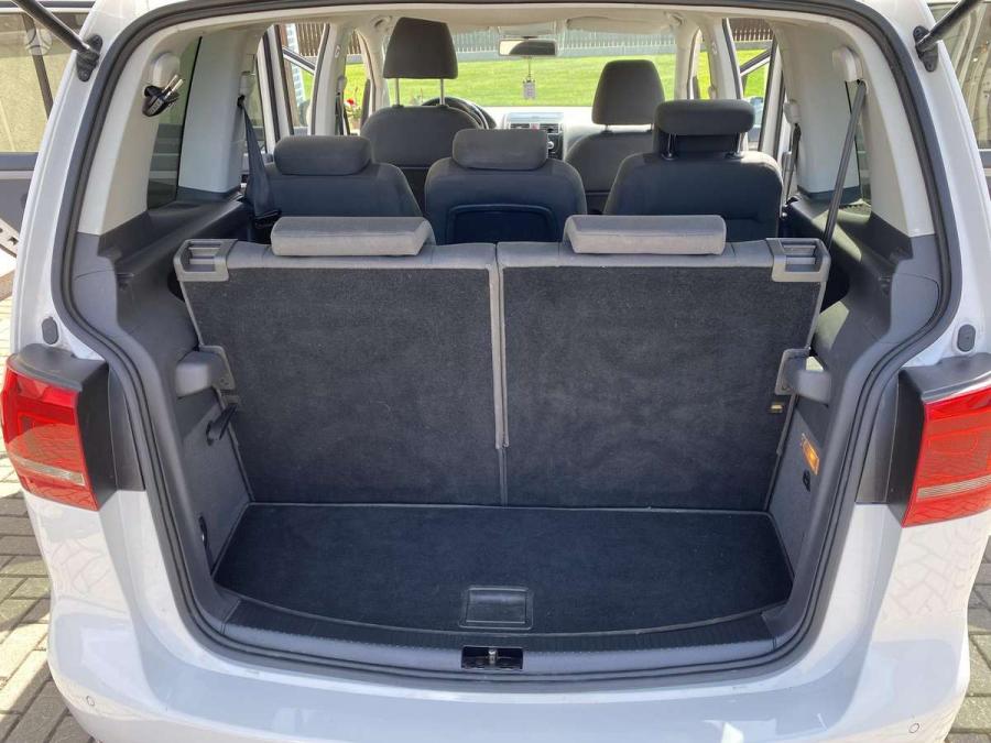 White Volkswagen Touran 2011 in Panevezys, with an engine capacity of 1.60 L and mileage of 262 thousand km for 4700 €, photo 7 on AUTOMOTO.COM.LV